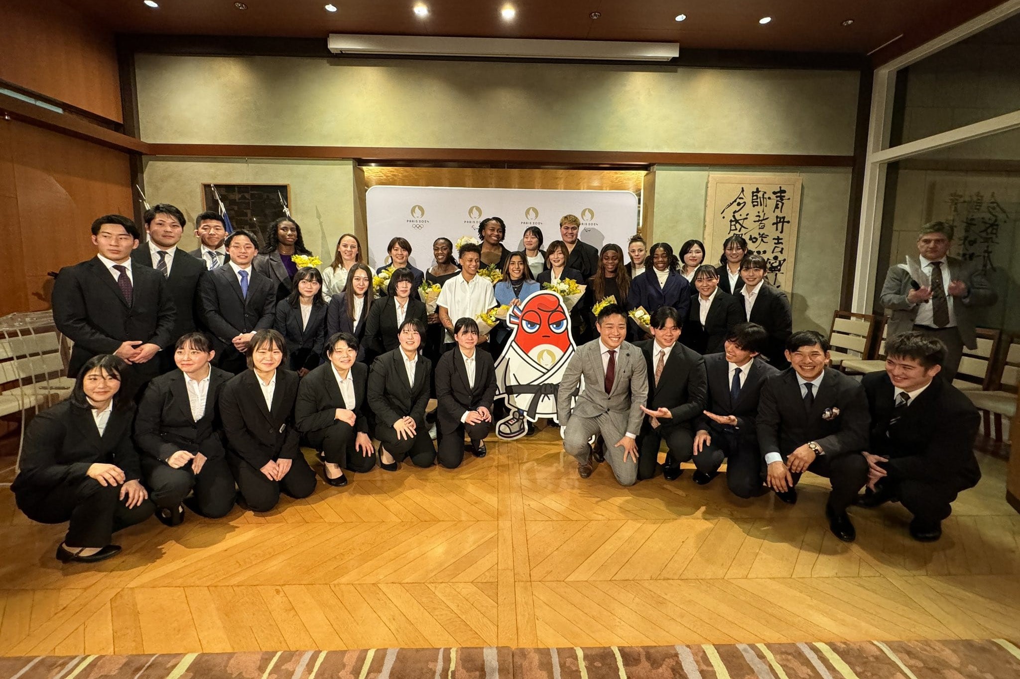 Les Athlètes Féminines Des équipes De France Et Du Japon Reçues à Lambassade De France à Tokyo